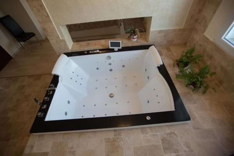 Cazare cu Jacuzzi in Camera Bistriţa